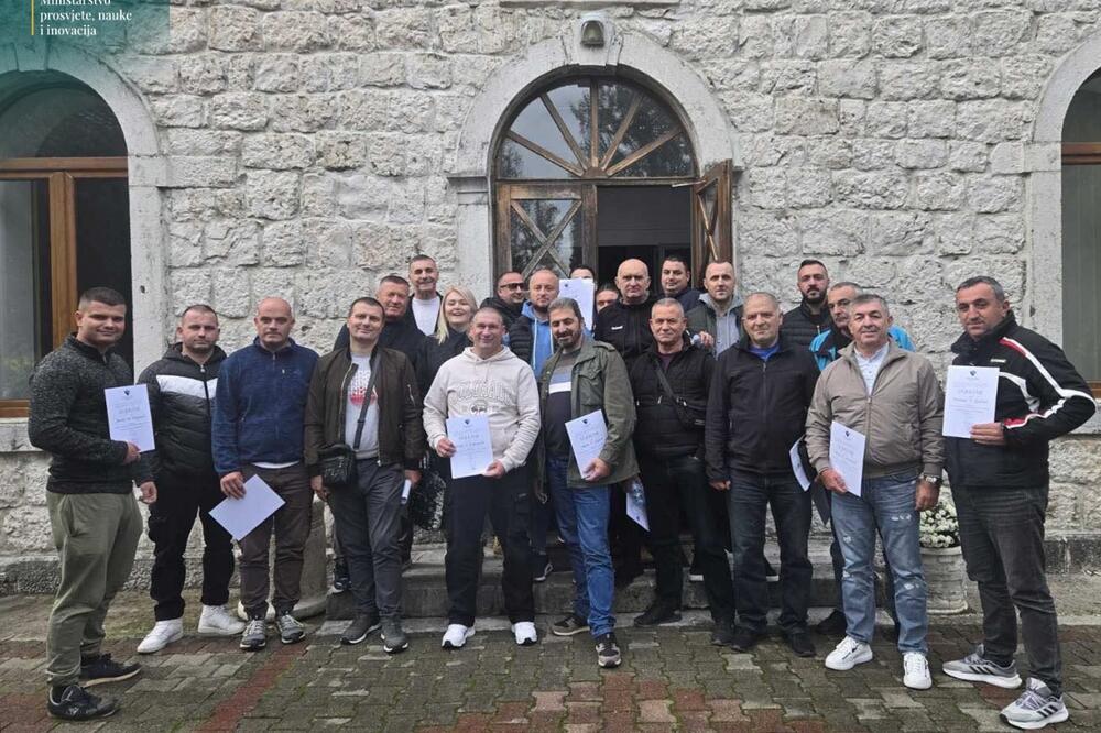 Obuke za zaštitare u školama završila 122 polaznika - Pocetna.me