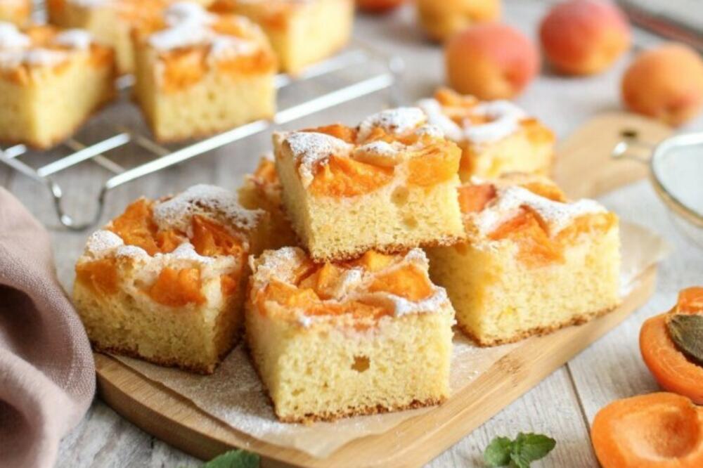 Poslastica za vikend: Brzi kolač sa kajsijama i grizom - Pocetna.me