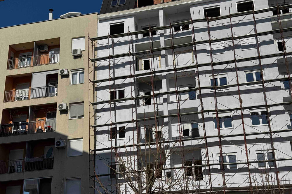 Skela na Lameli C u Podgorici opasnost za komšije i prolaznike - Pocetna.me