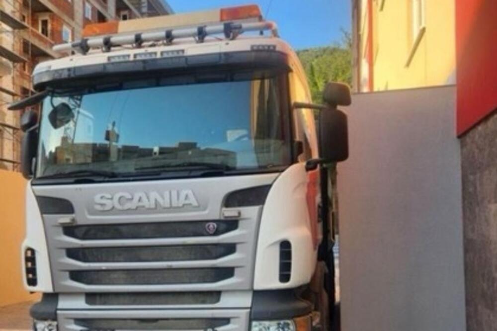 Stanari zgrade u Bečićima ne mogu da uđu u taj obekat: Preko kamiona do ...